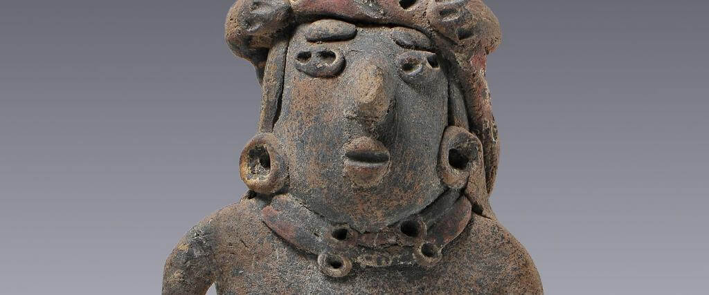 Personaje de pie, cargando a otro con un mecapal | El México antiguo ...