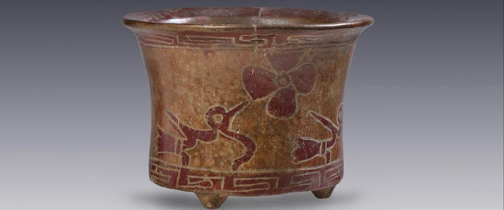 Vaso trípode con colibrí y flor. Figura zoomorfa y fitomorfa en el ...