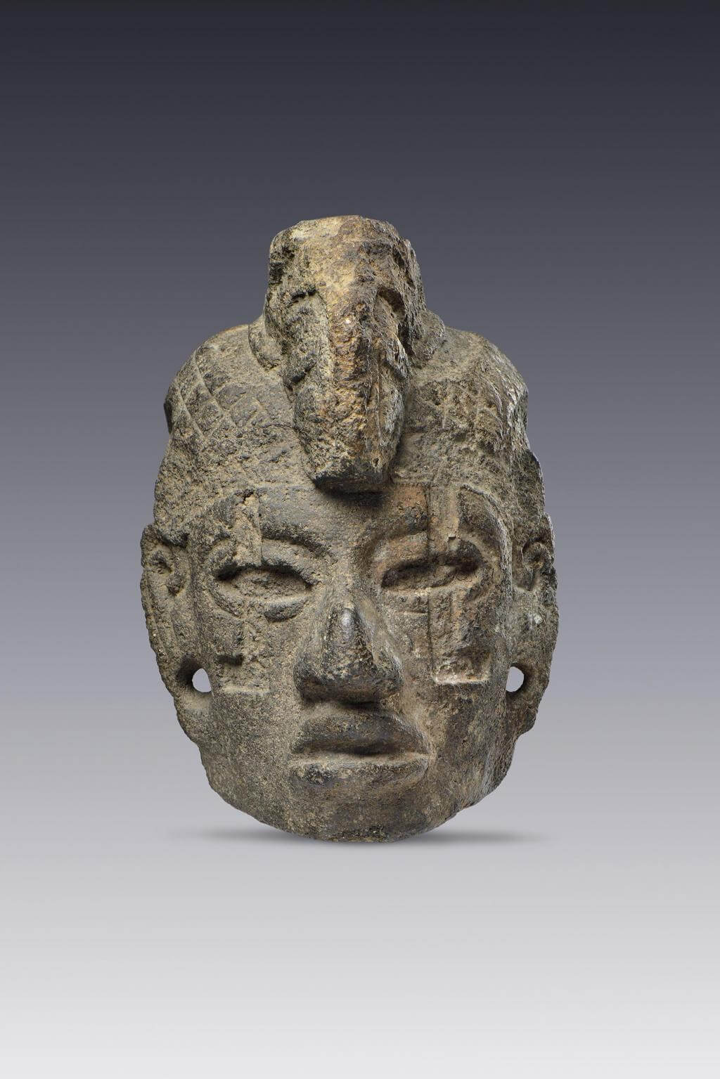 Hacha votiva en forma de cabeza humana con una cabeza de jaguar sobre ...