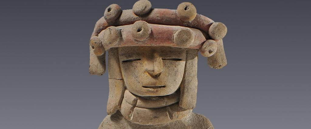 Figura antropomorfa con manto y tocado | El México antiguo. Salas de ...