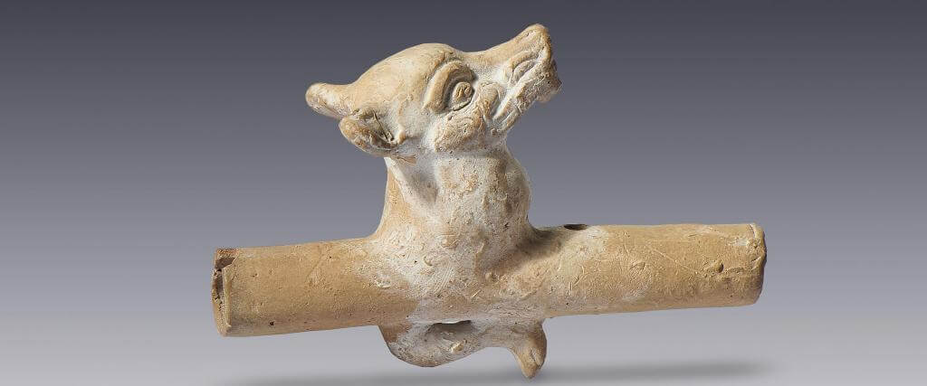 Flauta de muelle de aire con la efigie de un cánido | El México antiguo ...